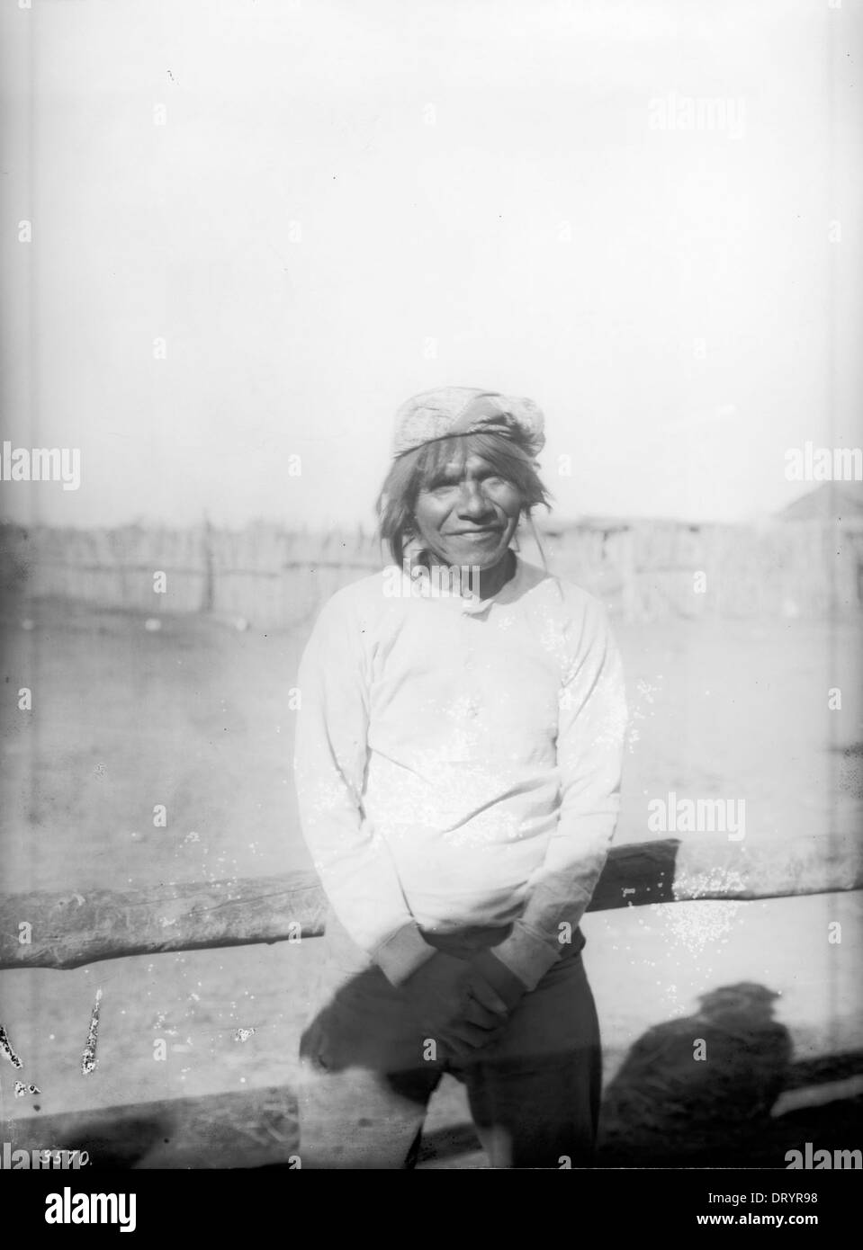 Old apache indian man hi-res stock photography and images - Alamy