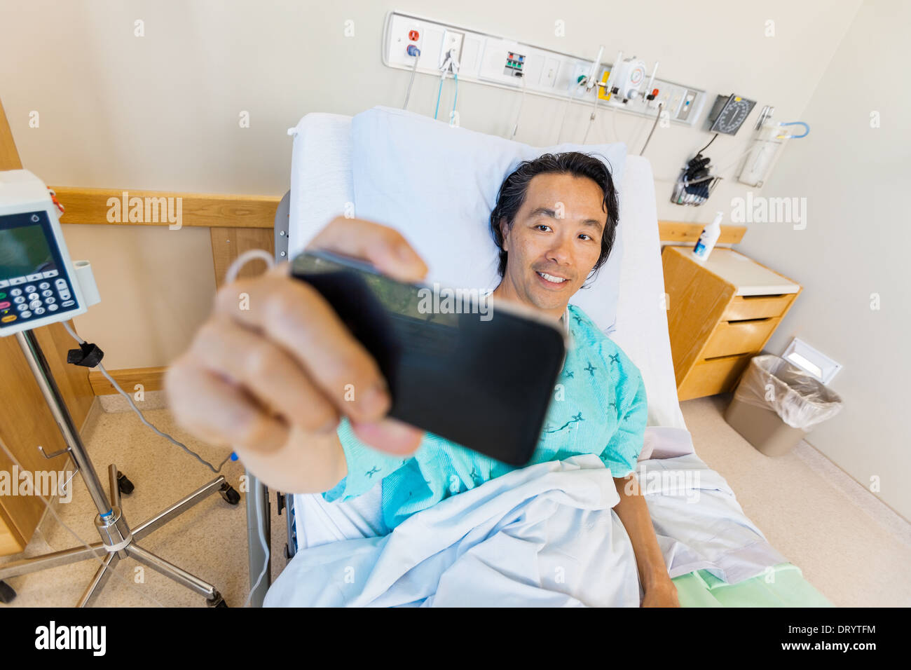Man hospital bed phone hi-res stock photography and images - Alamy