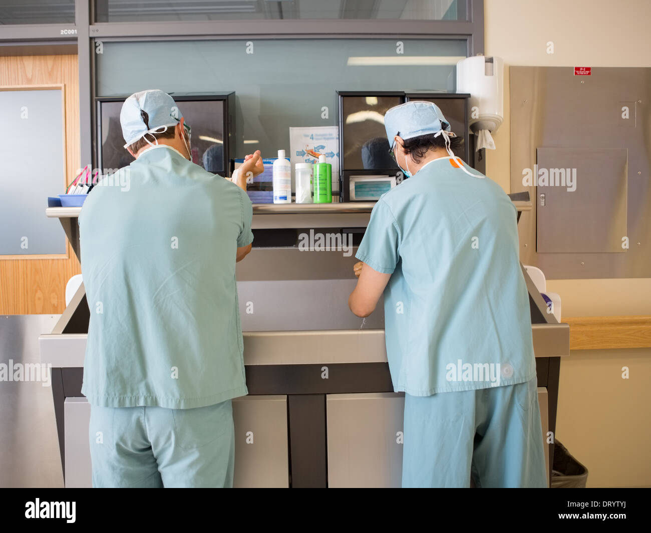 Surgical scrubbing hi-res stock photography and images - Alamy