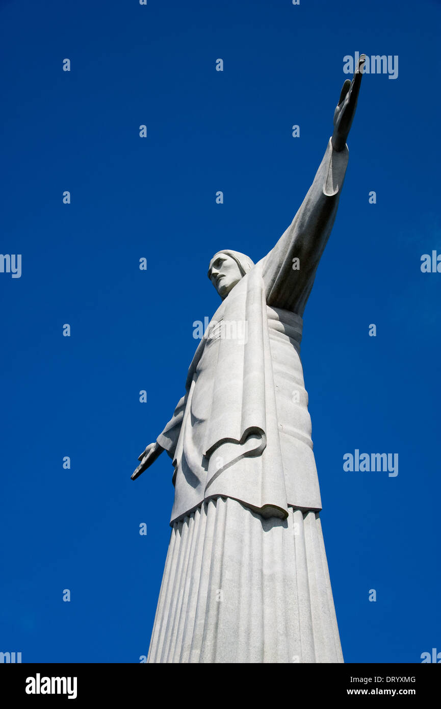 The art deco Christ the Redeemer statue in Rio de Janeiro with a clear ...