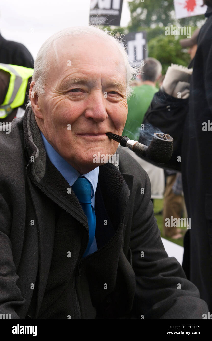 Former Labour Cabinate Minister Tony Benn lights up his pipe in ...