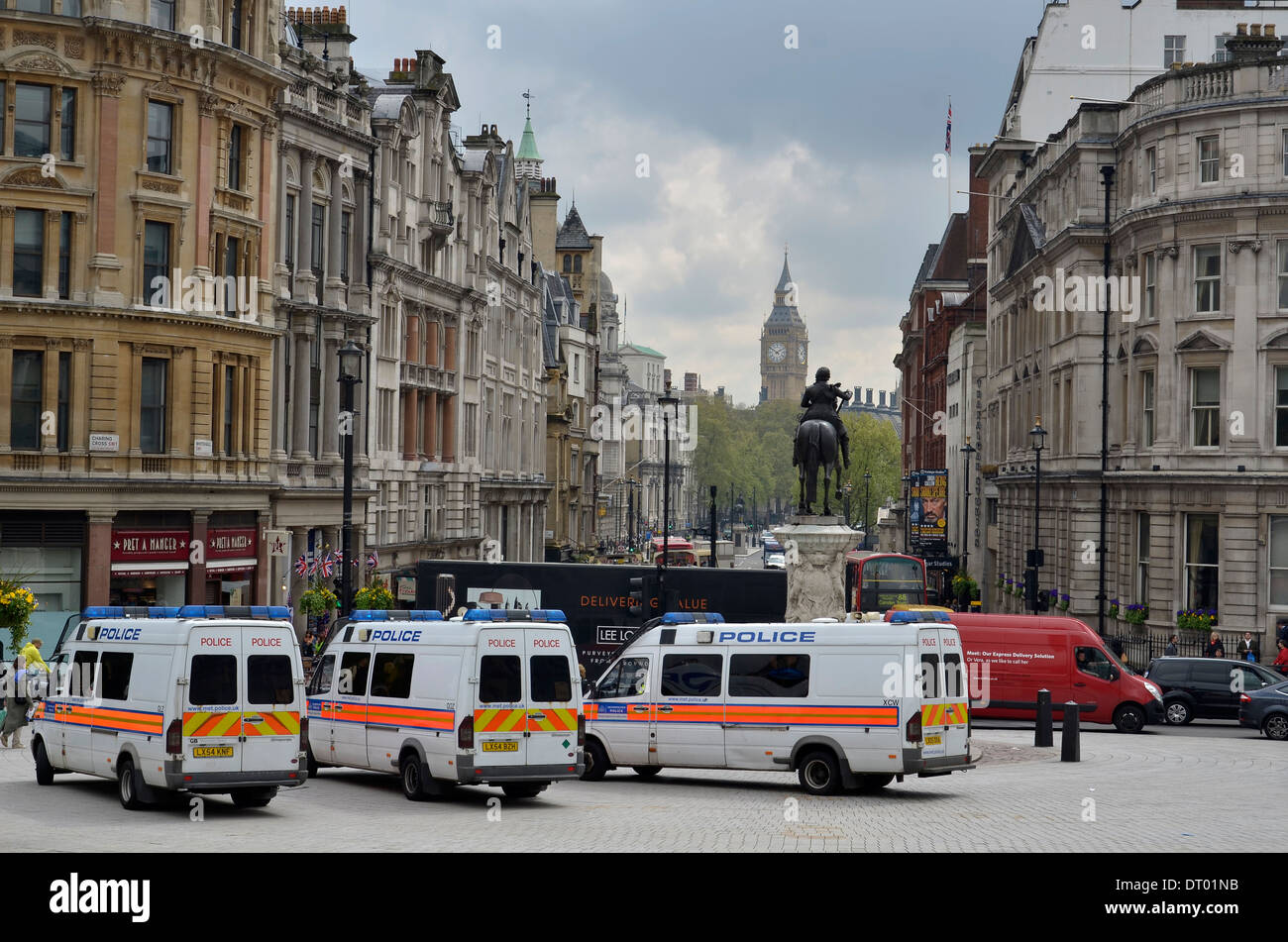 POLICE CARS IN TRAFALGAR SQUARE TAKING SECURITY CORDON IN THE BACK ...