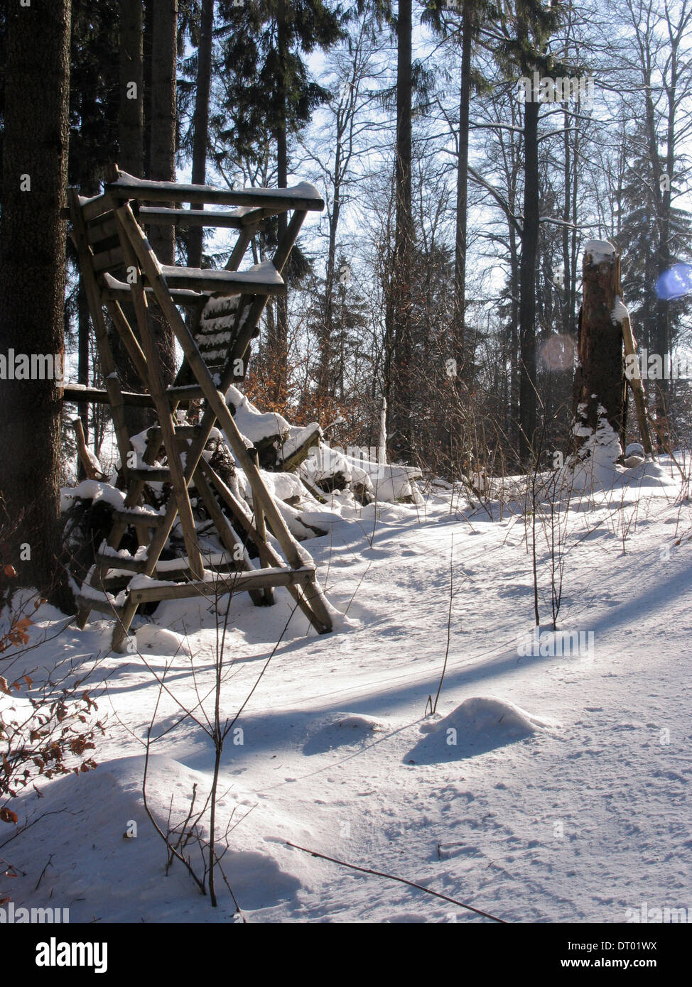 A hunter hide in winter in the mountains of Thueringia. Photo: Klaus ...
