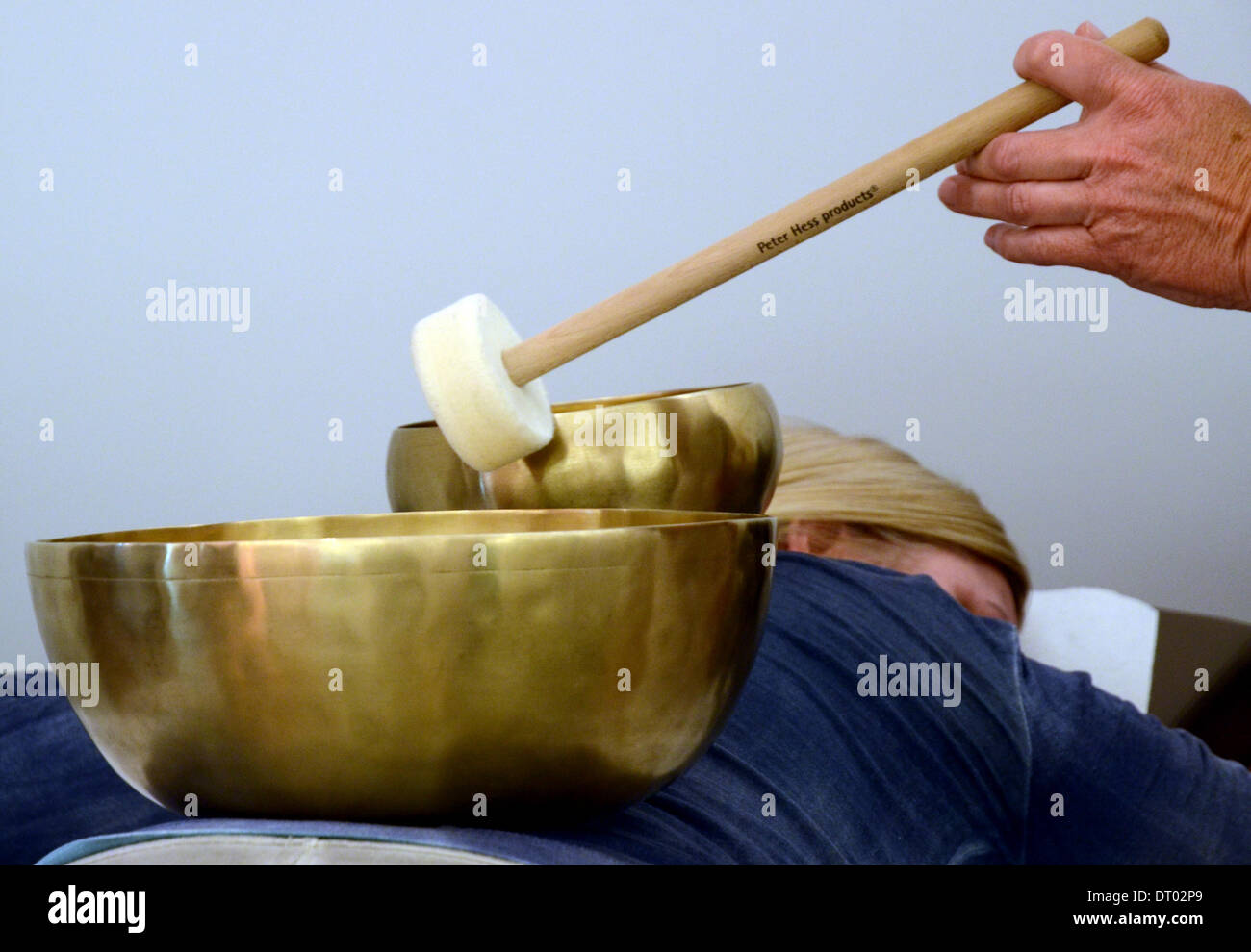 Klangschale woman hi-res stock photography and images - Alamy