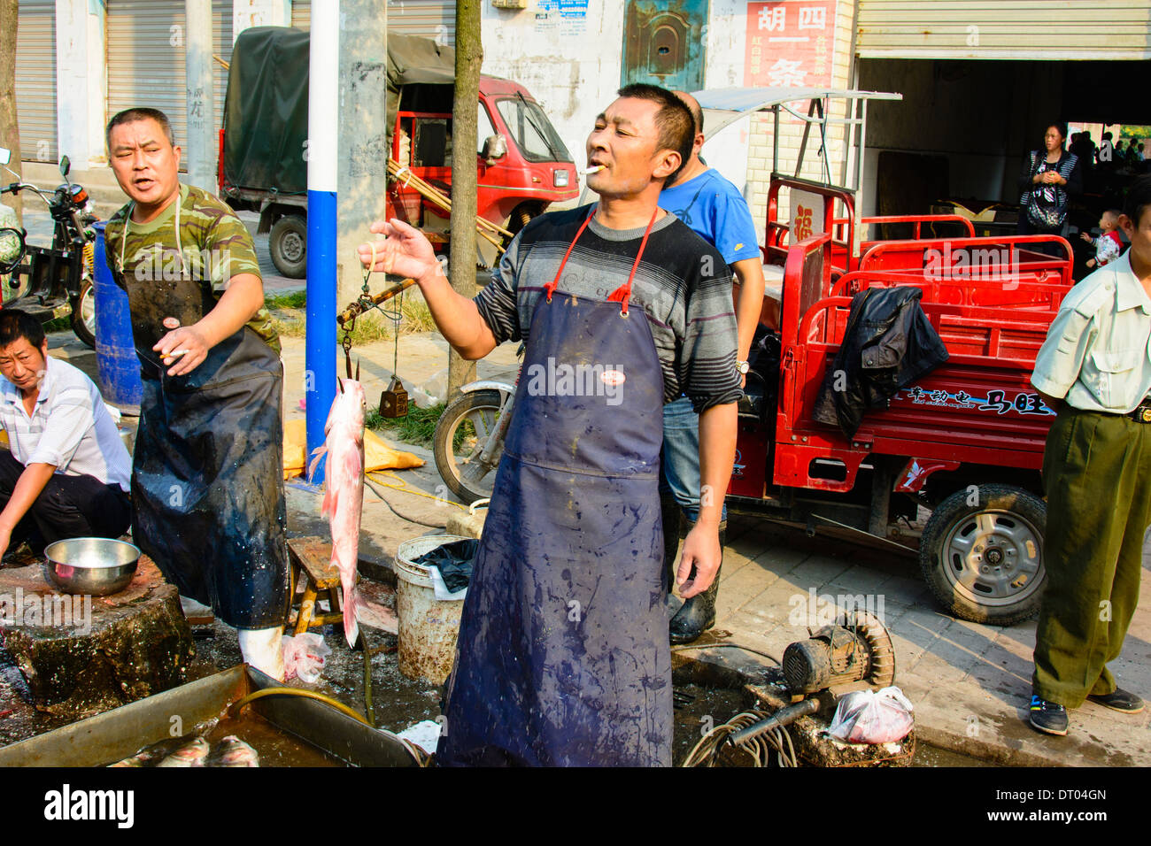 Fishmonger china hi-res stock photography and images - Alamy