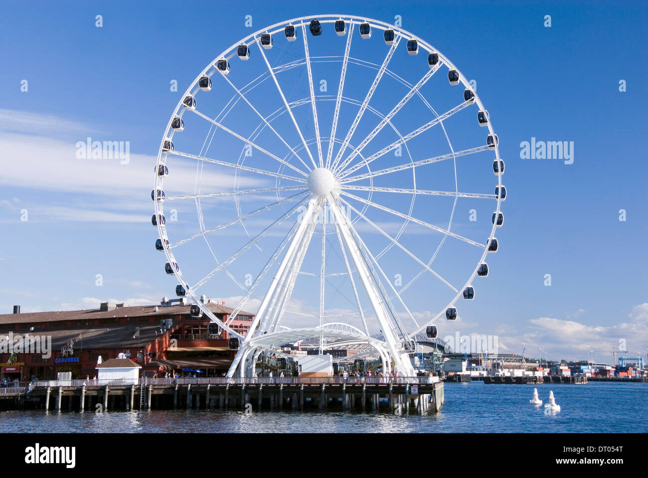 Seattle waterfront boardwalk wheel hi-res stock photography and images ...