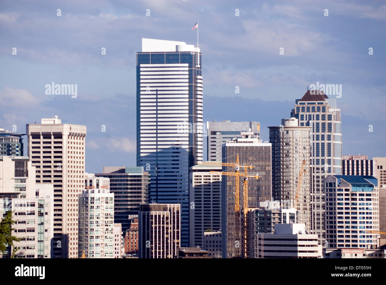 Two Union Square flies the American flag amid downtown Seattle ...