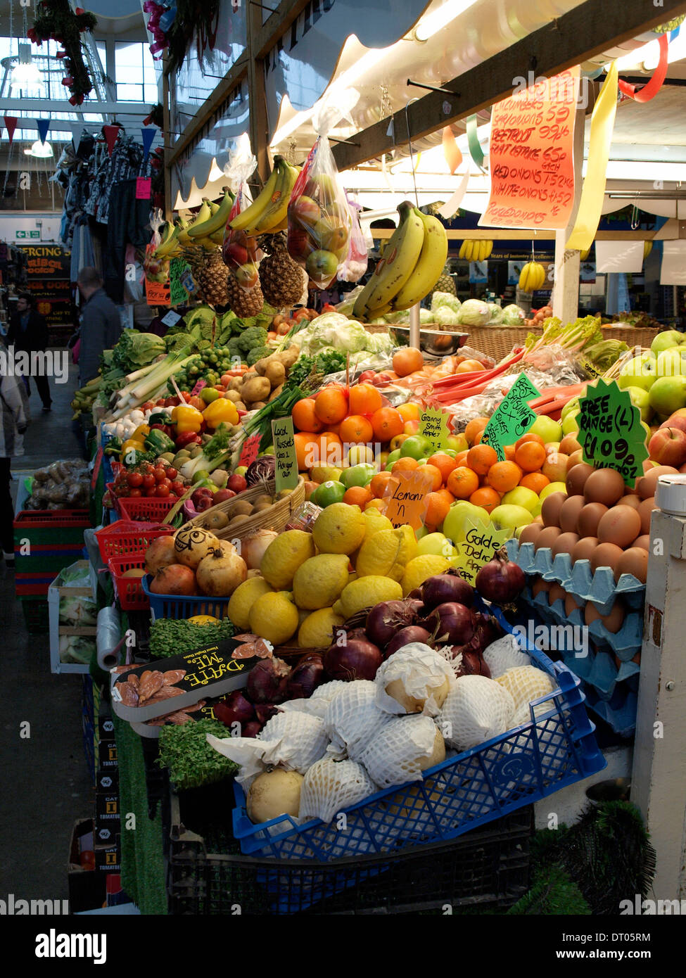 Indoor vegetable and fruit market hi-res stock photography and images ...