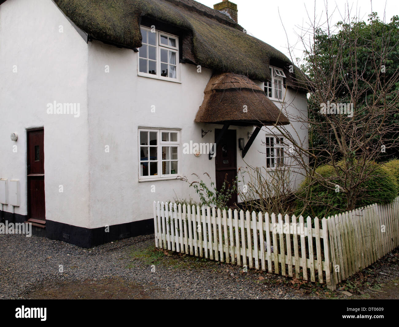 Cottage with white porch hi-res stock photography and images - Alamy