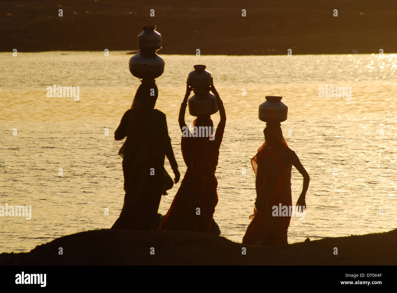 People fetching water hi-res stock photography and images - Alamy