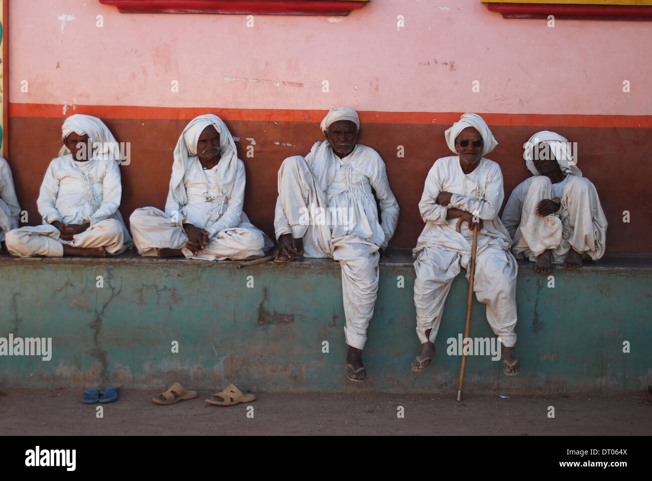 Traditionally dressed ( hindu) men taking rest ( India Stock Photo - Alamy