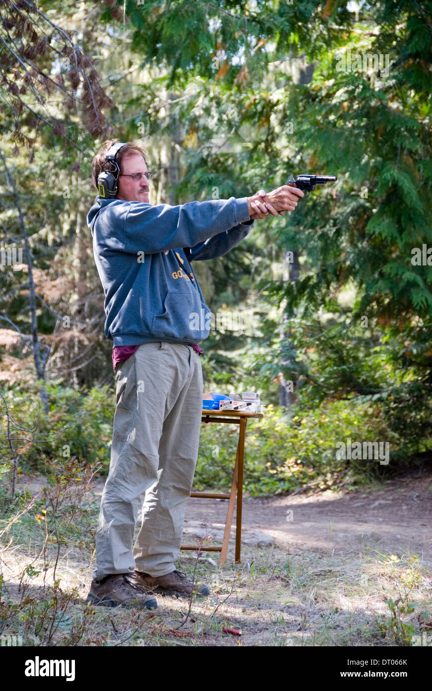 Practice shooting guns hi-res stock photography and images - Alamy