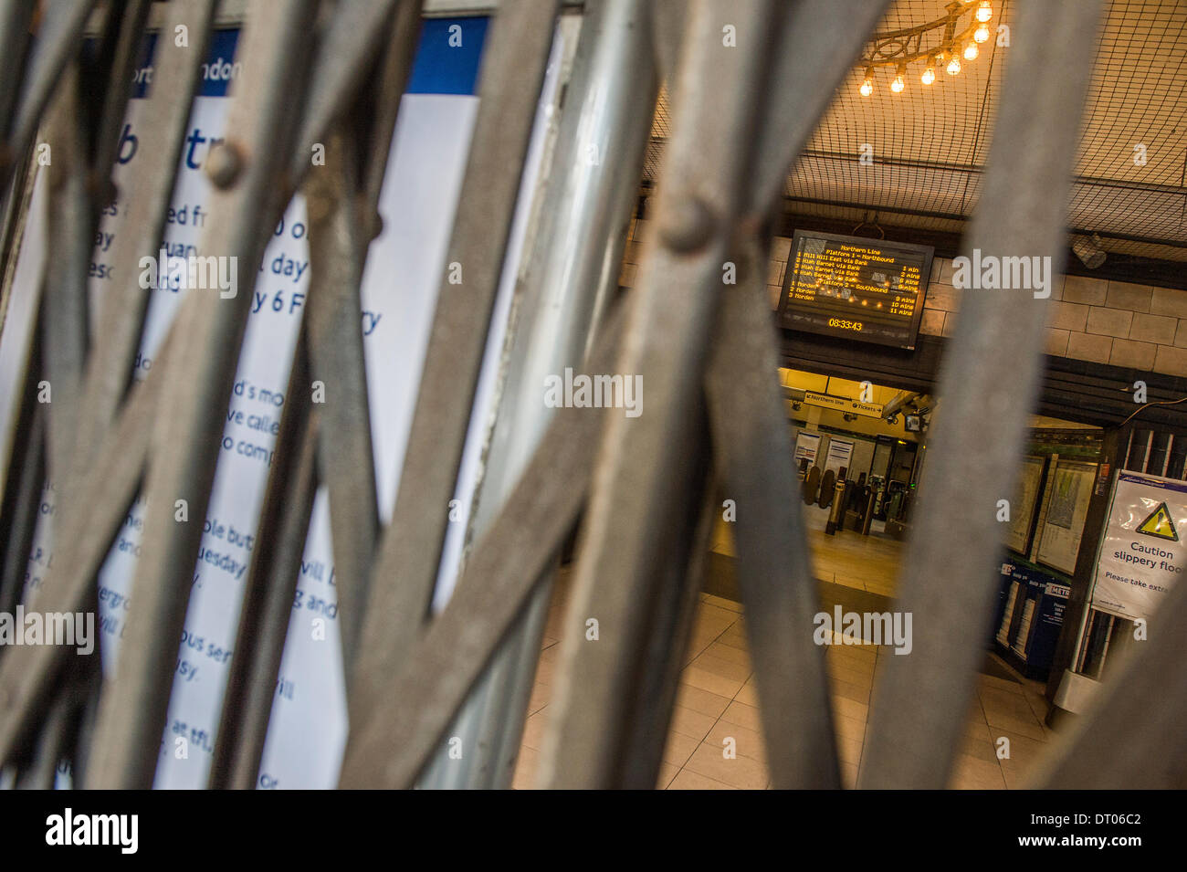 London tube station ticket gates hi-res stock photography and images ...