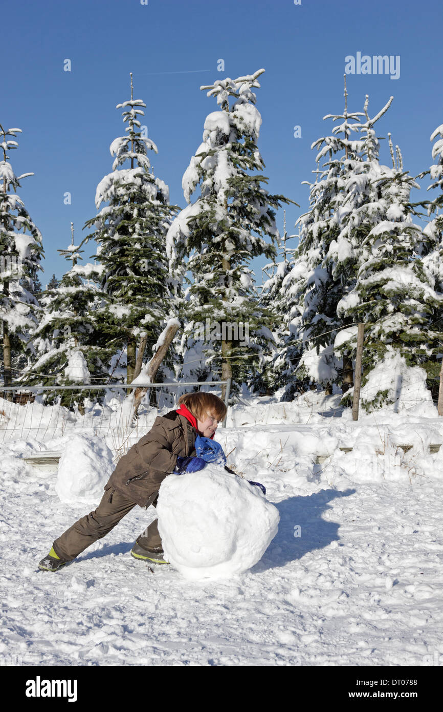 Children building a snowman hi-res stock photography and images - Alamy