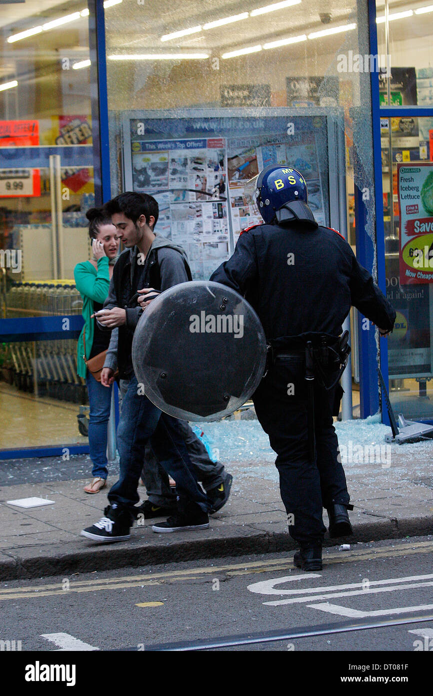 riot police move in as looters break into the Argos in central Croydon ...