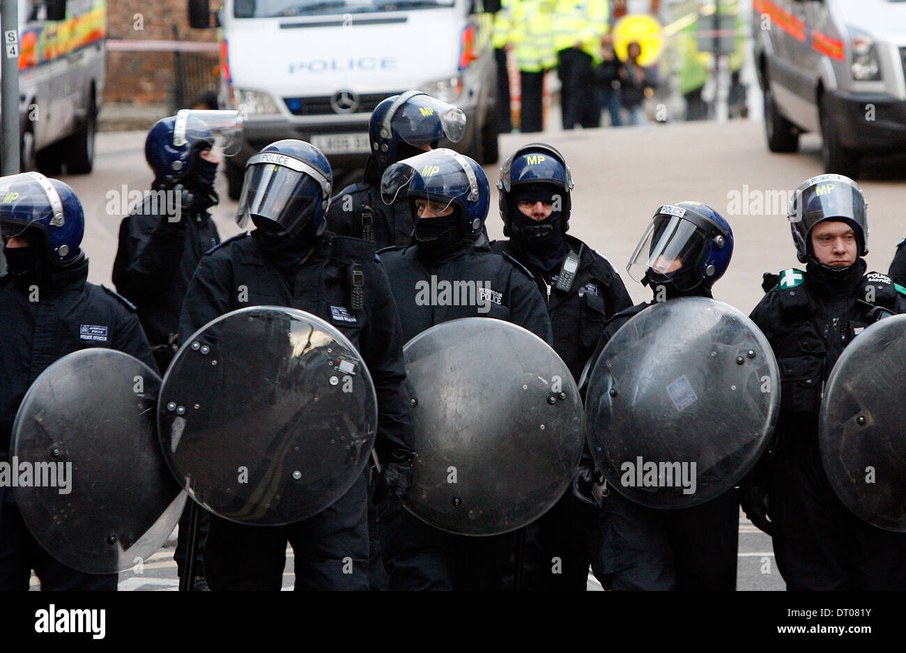 riot police stand by in Croydon as looters strip shops bare during ...