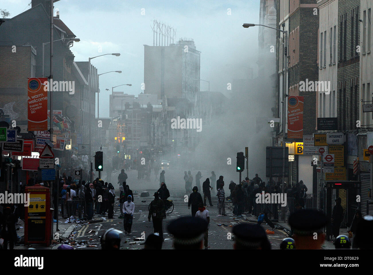 riot police stand by in Croydon as looters strip shops bare during ...