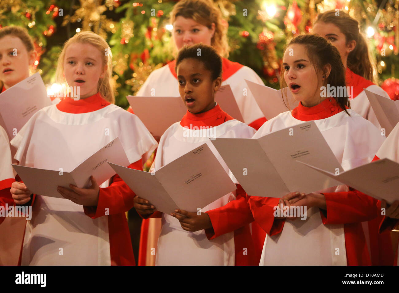 ELY CATHEDRAL GIRLS CHOIR REHEARSING FOR THE CHRISTMAS CAROL SERVICE ...