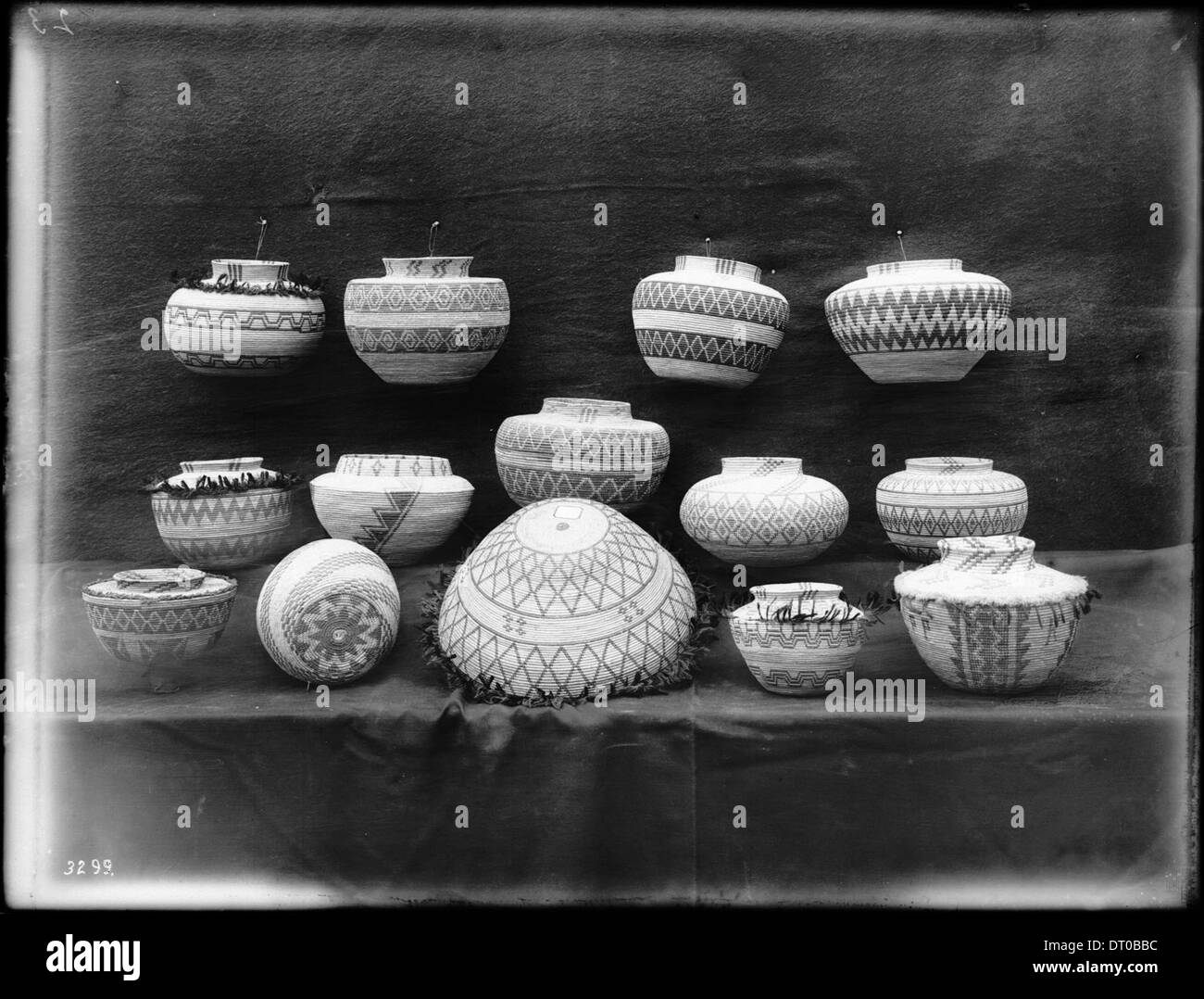 American indian weaving baskets hi-res stock photography and images - Alamy