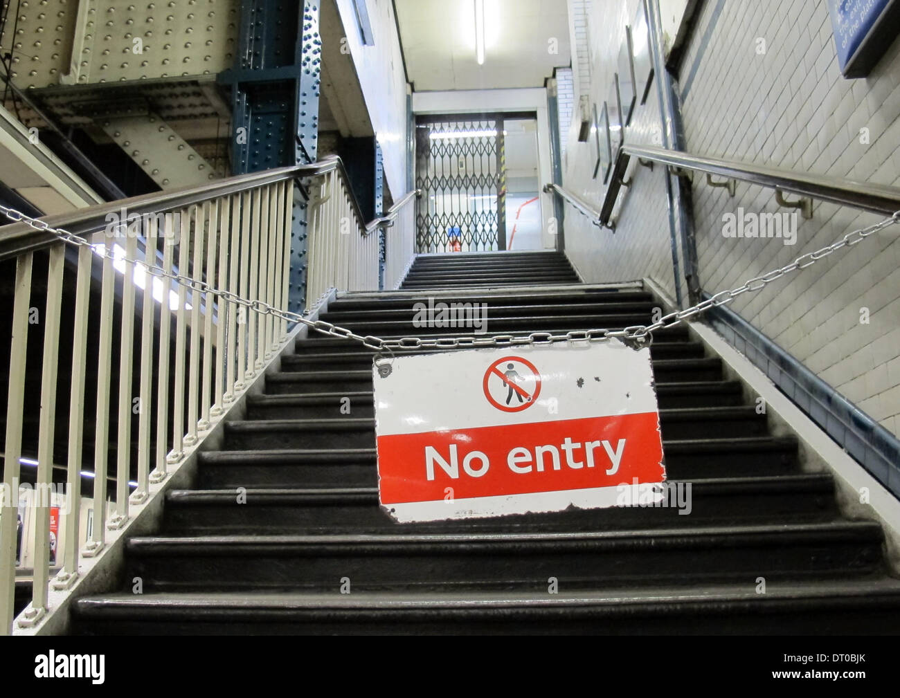 London, Great Britain. 05th Feb, 2014. A no-entry sign is hung at James ...