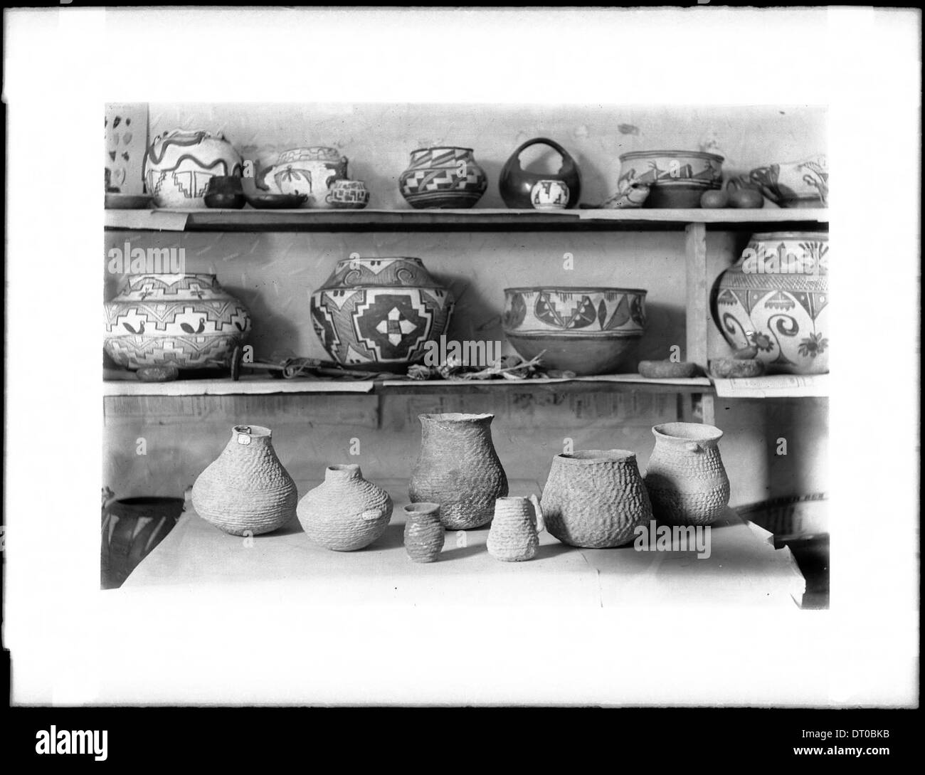 Pueblo indian pottery Black and White Stock Photos & Images - Alamy