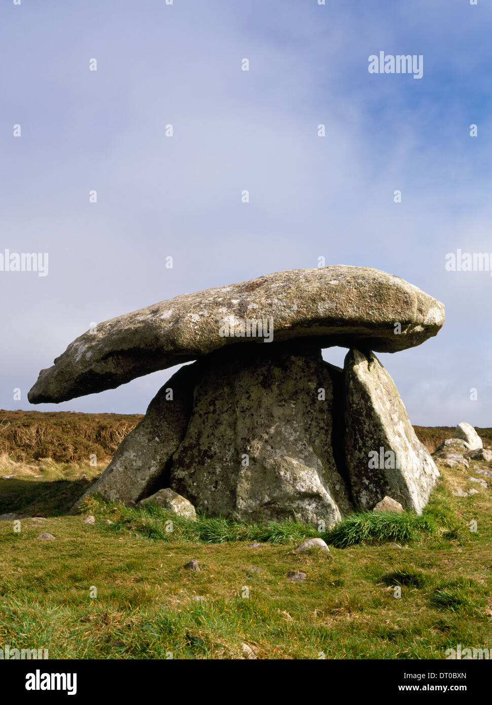 Chun Quoit, Cornwall: a small, 'closed box' Neolithic burial chamber ...