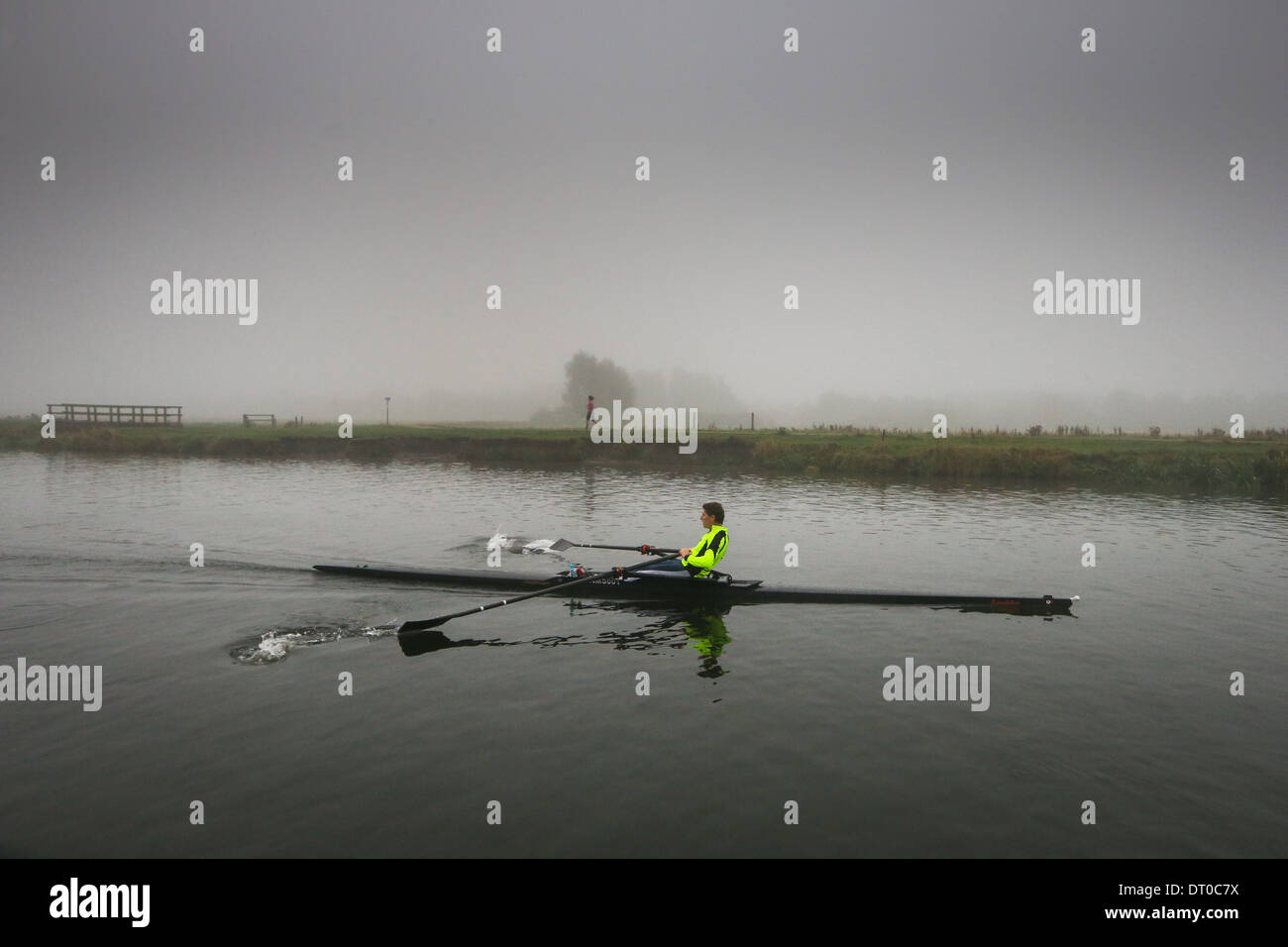CAMBRIDGE UNIVERSITY STUDENT ROWERS ON THE RIVER CAM IN THE EARLY ...
