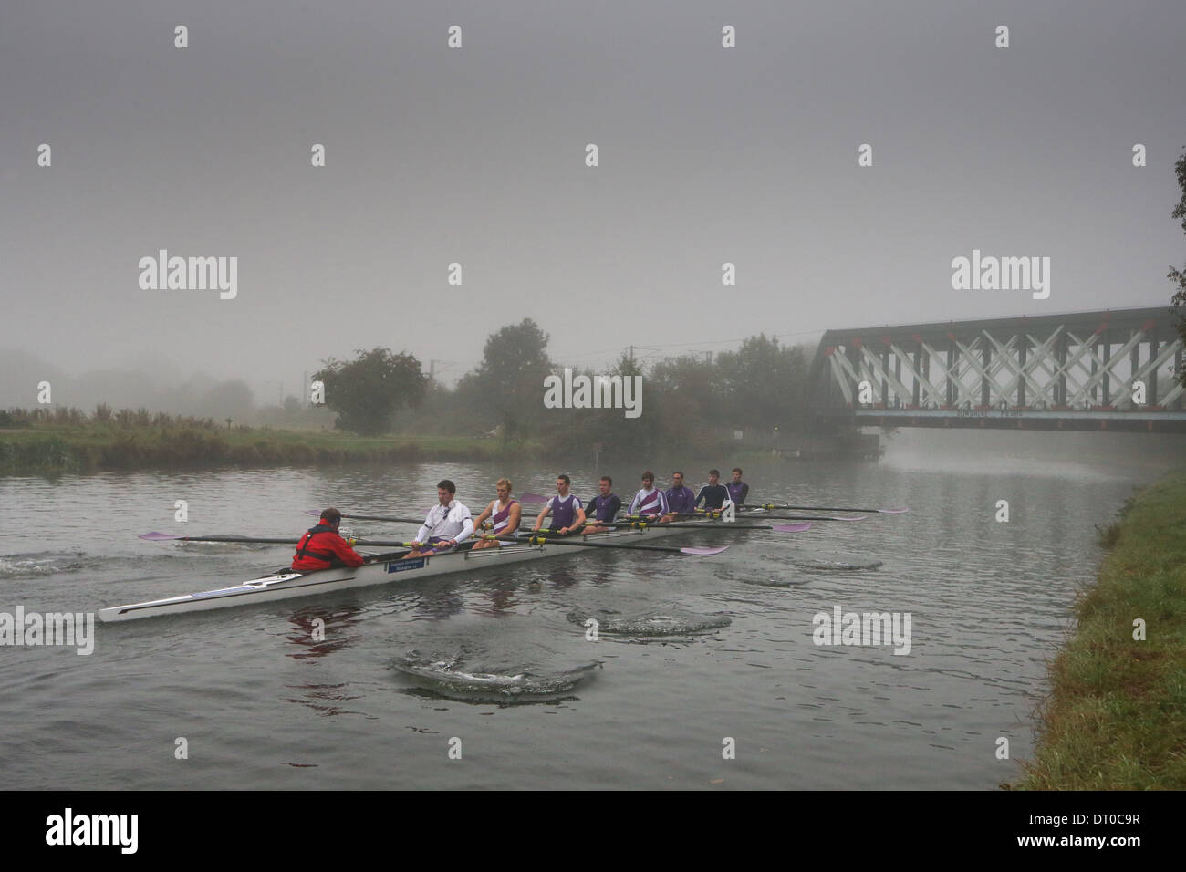 CAMBRIDGE UNIVERSITY STUDENT ROWERS ON THE RIVER CAM IN THE EARLY ...
