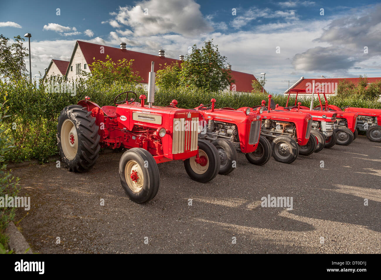 Tractors massey ferguson farming hi-res stock photography and images ...