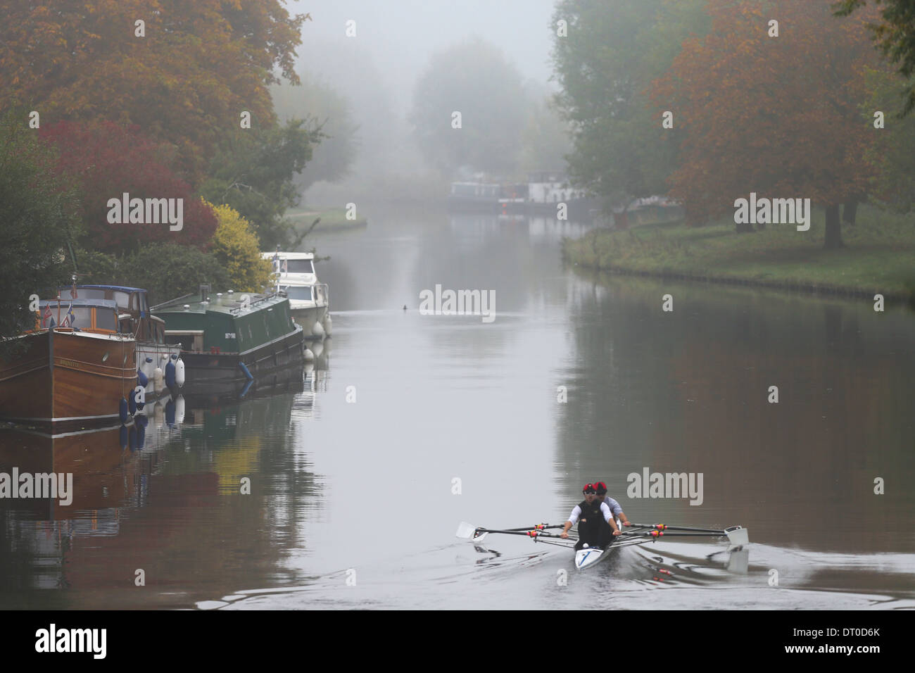 CAMBRIDGE UNIVERSITY STUDENT ROWERS ON THE RIVER CAM IN THE EARLY ...
