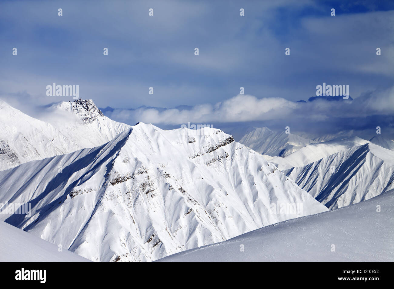 Cloudy and sunny ski hi-res stock photography and images - Alamy