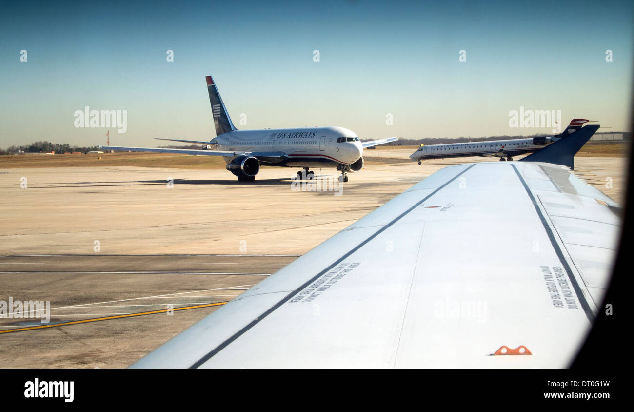 Airport gates hi-res stock photography and images - Alamy