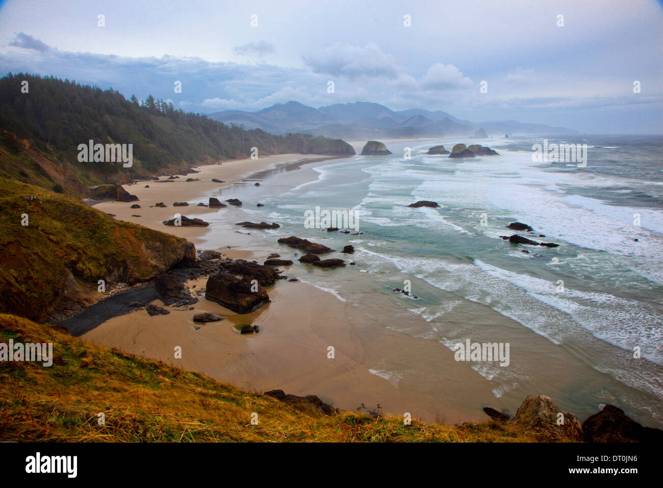 The tiny tourist town of Cannon Beach, Oregon on a rainy dark evening ...