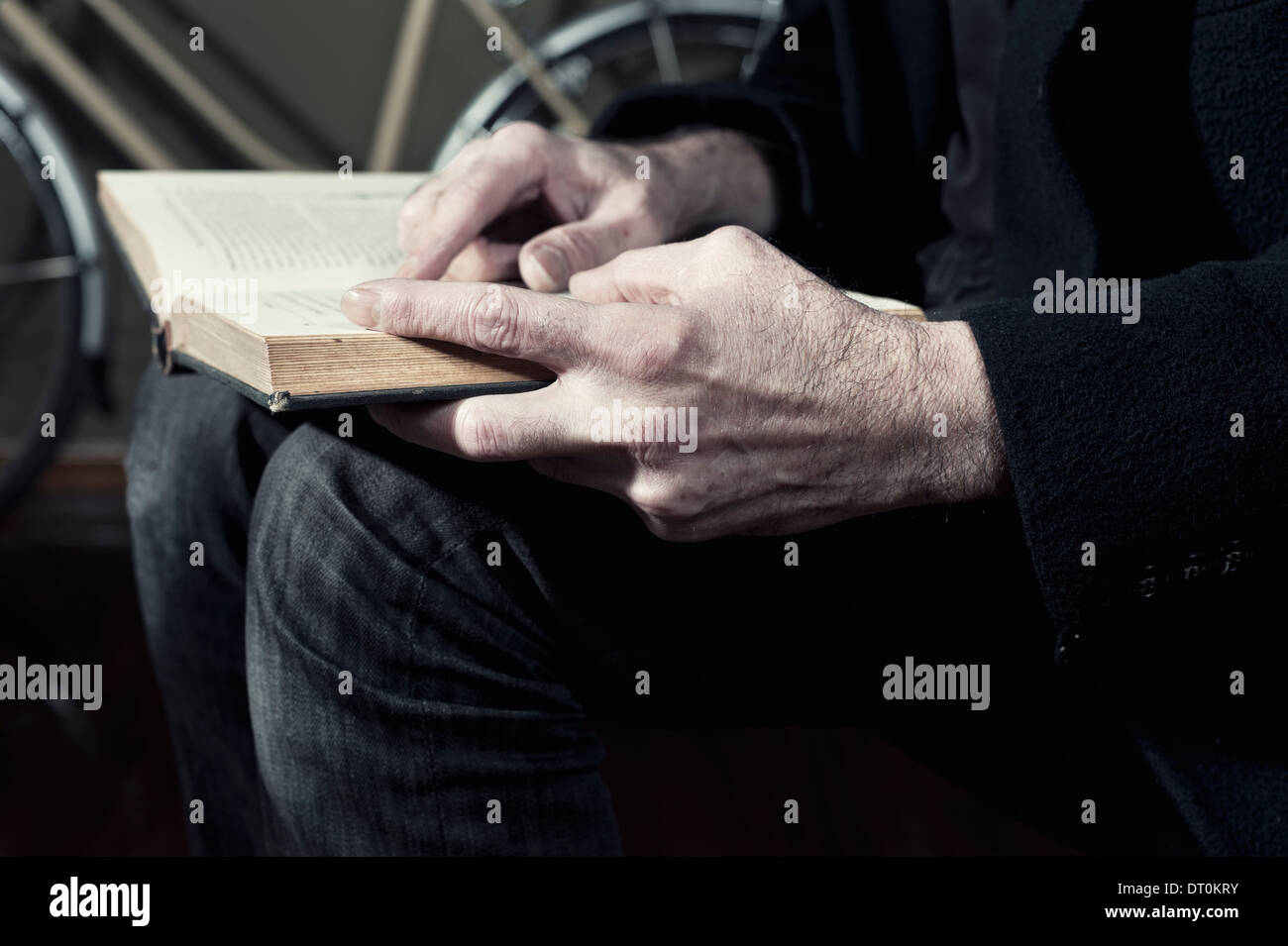 Man reading dictionary hi-res stock photography and images - Alamy