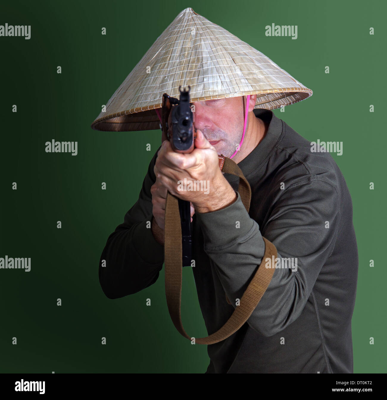 Man with gun and hat hi-res stock photography and images - Alamy