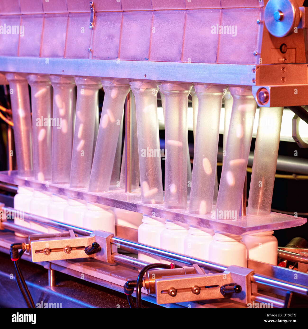 Pill counter in pharmaceutical hi-res stock photography and images - Alamy