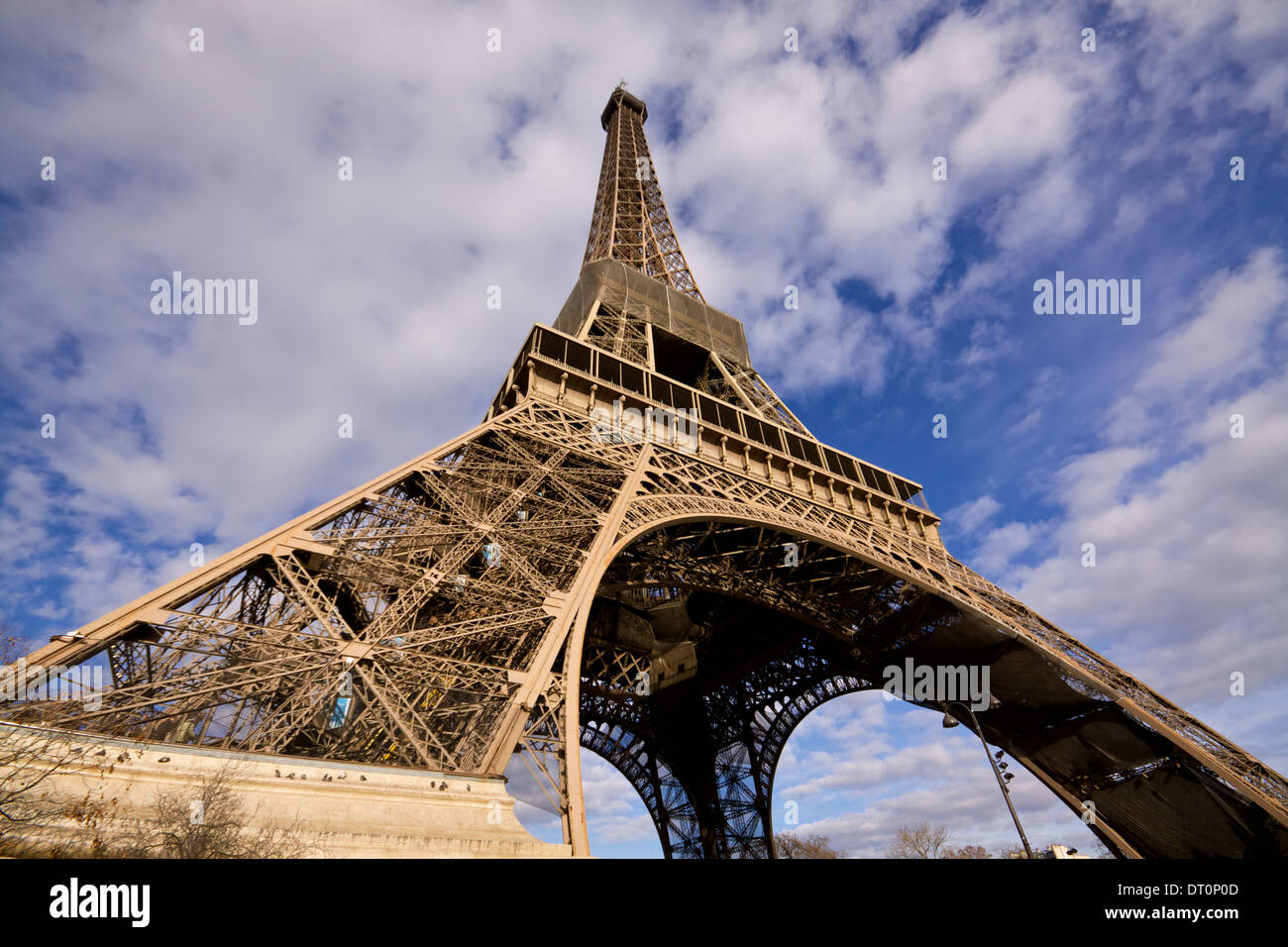 The south pillar of the eiffel tower hi-res stock photography and ...