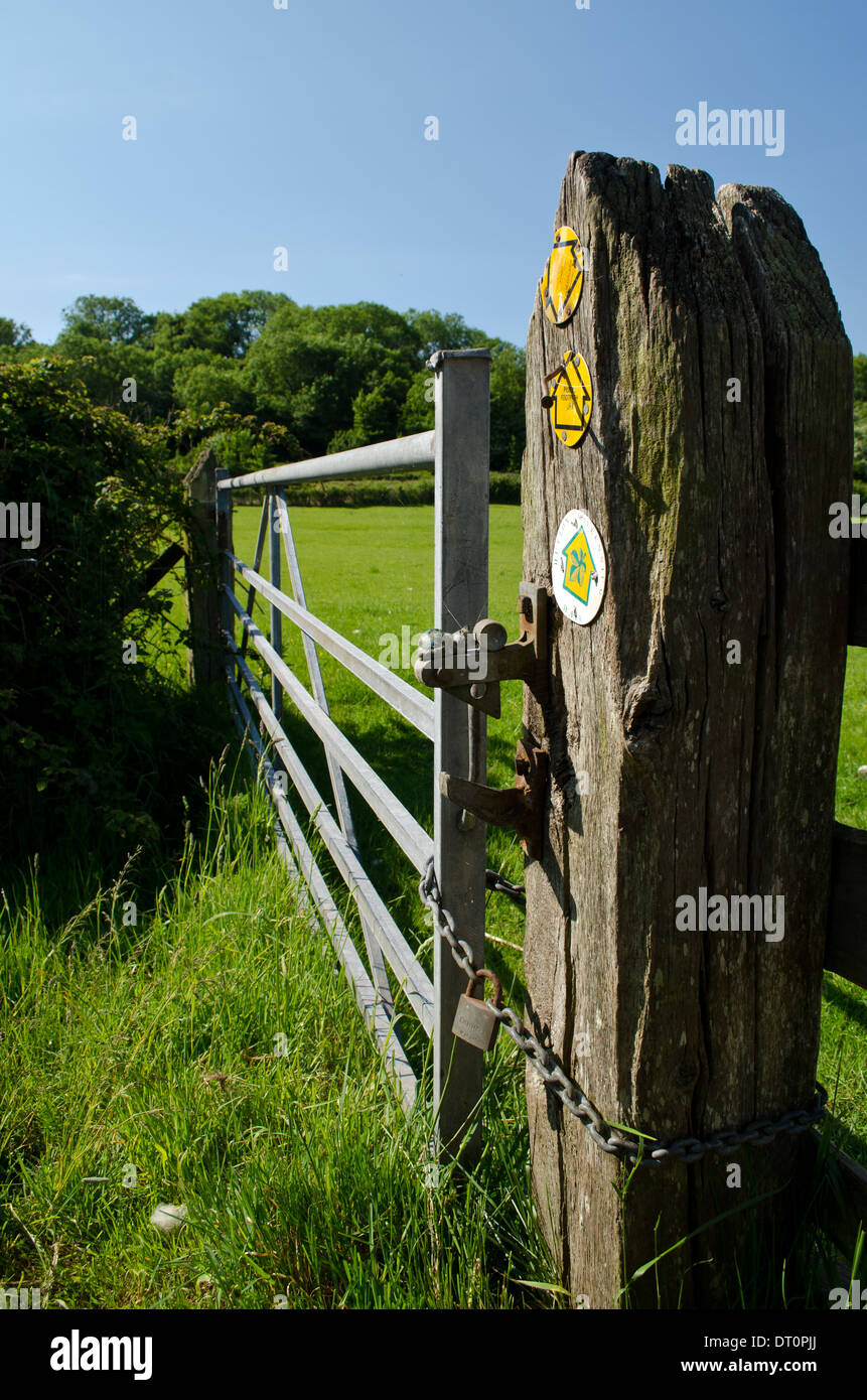 Wooden gate post metal gate hi-res stock photography and images - Alamy