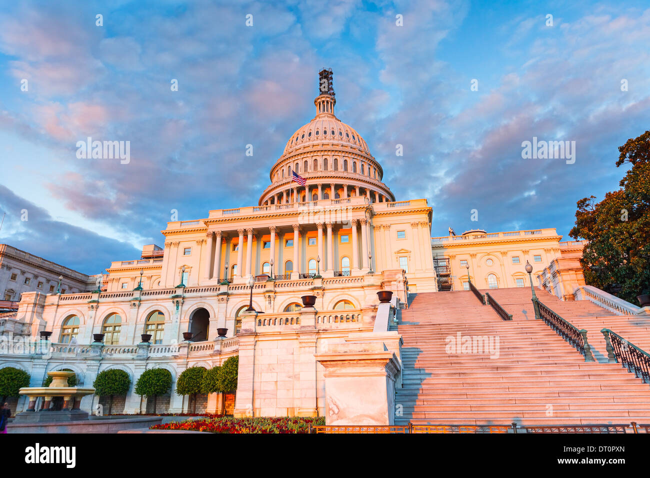 Washington monument sunset us flag hi-res stock photography and images ...