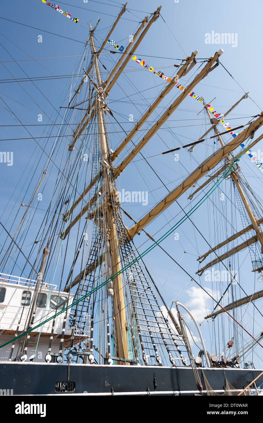 Tall boat masts hi-res stock photography and images - Alamy