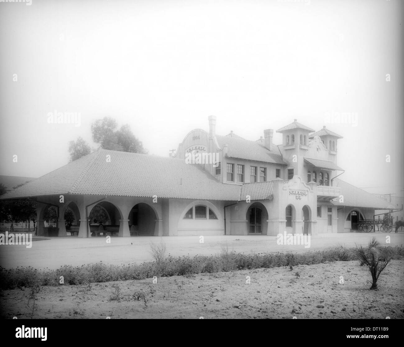 This photograph shows the exterior view of Salt Lake Station in ...