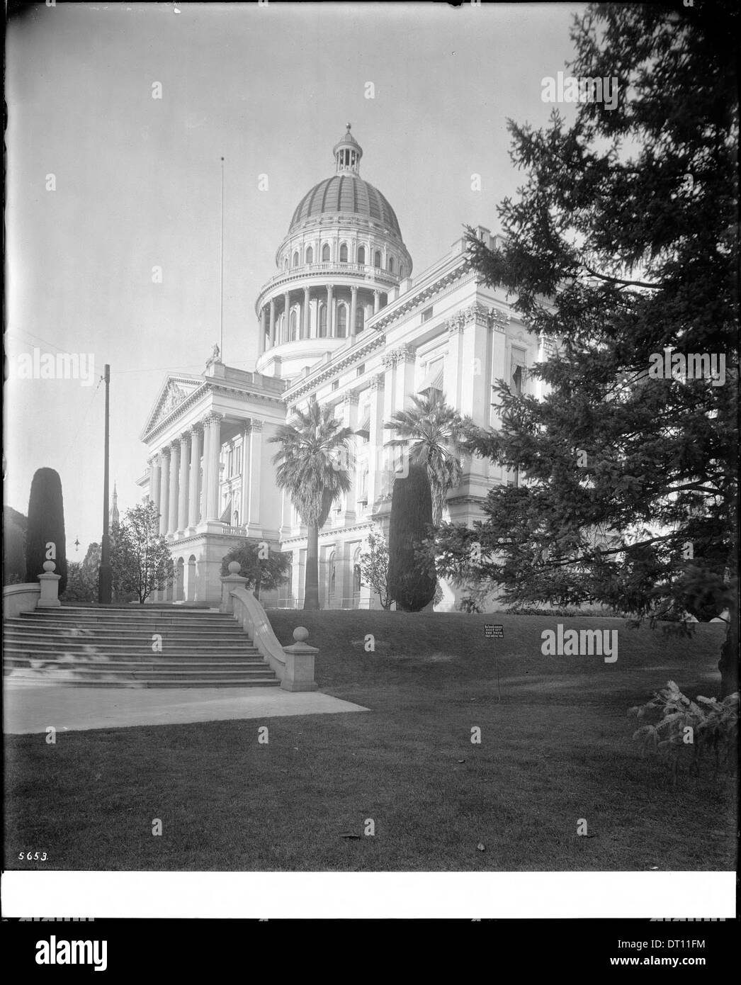 An exterior view of the California state capitol building in Sacramento ...