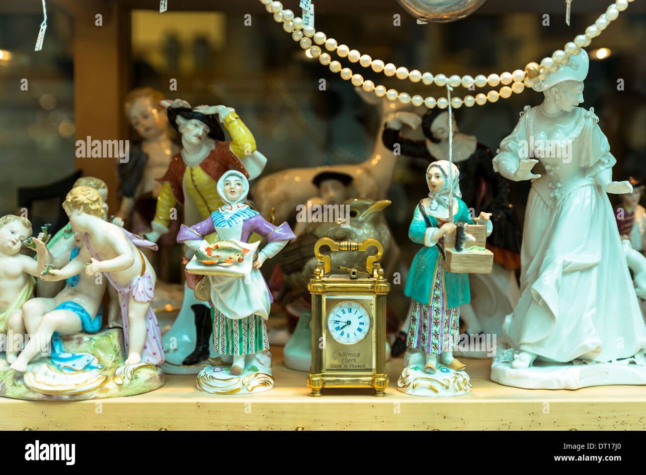 Antique clocks hi-res stock photography and images - Alamy