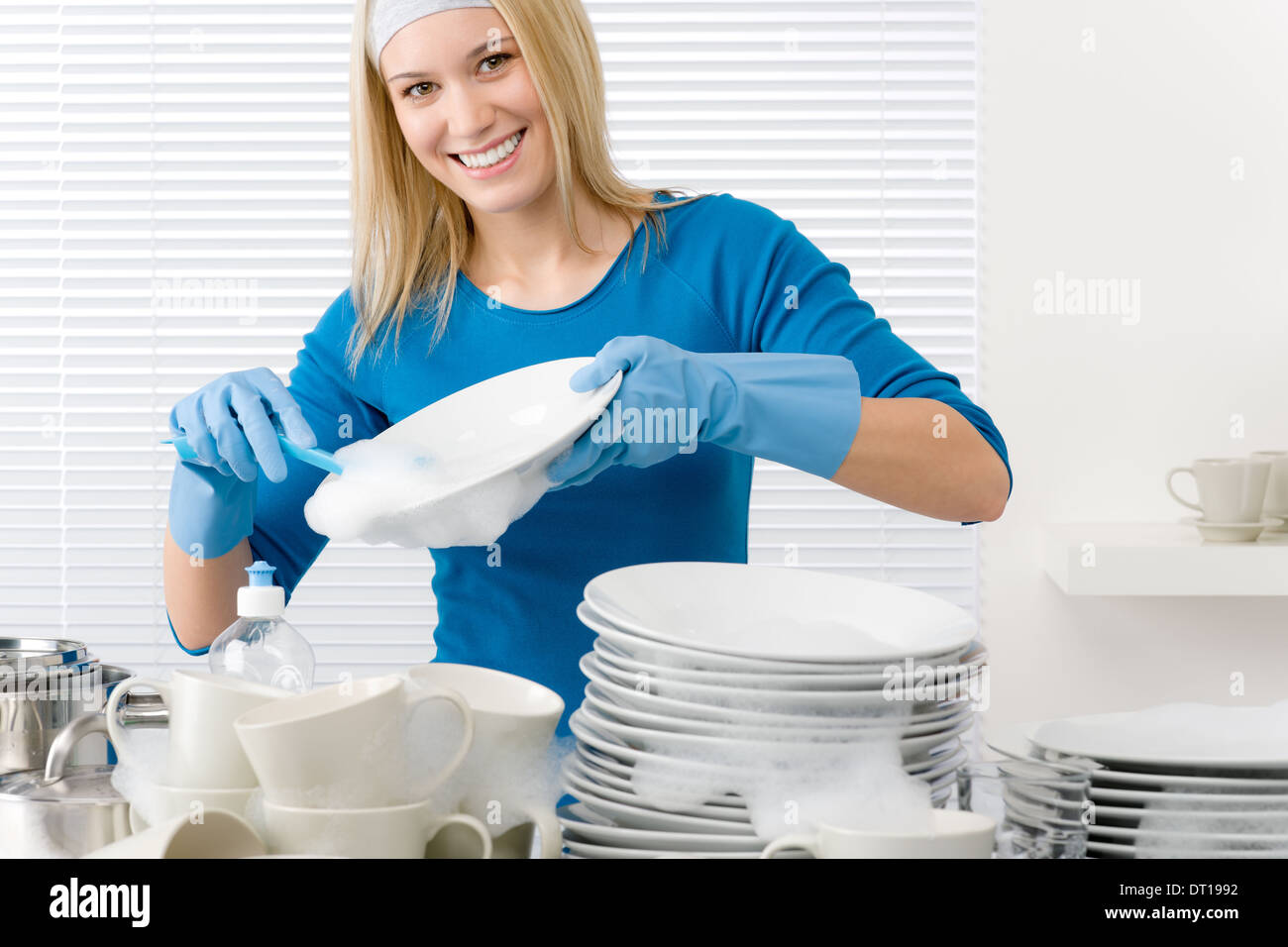 Modern kitchen - happy woman washing dishes Stock Photo - Alamy