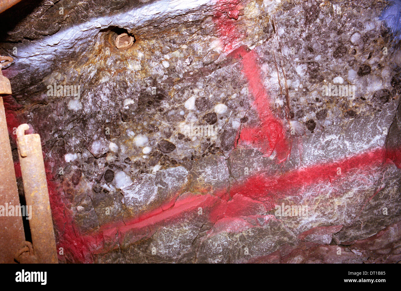 ipjr09986129 November 2005 Gold Ore marked off on rock face Mponeng ...