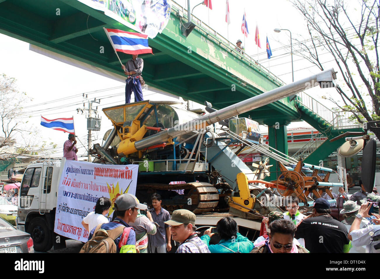 Bangkok, Thailand. 6th Feb, 2014. Thai farmers rally in front of the ...
