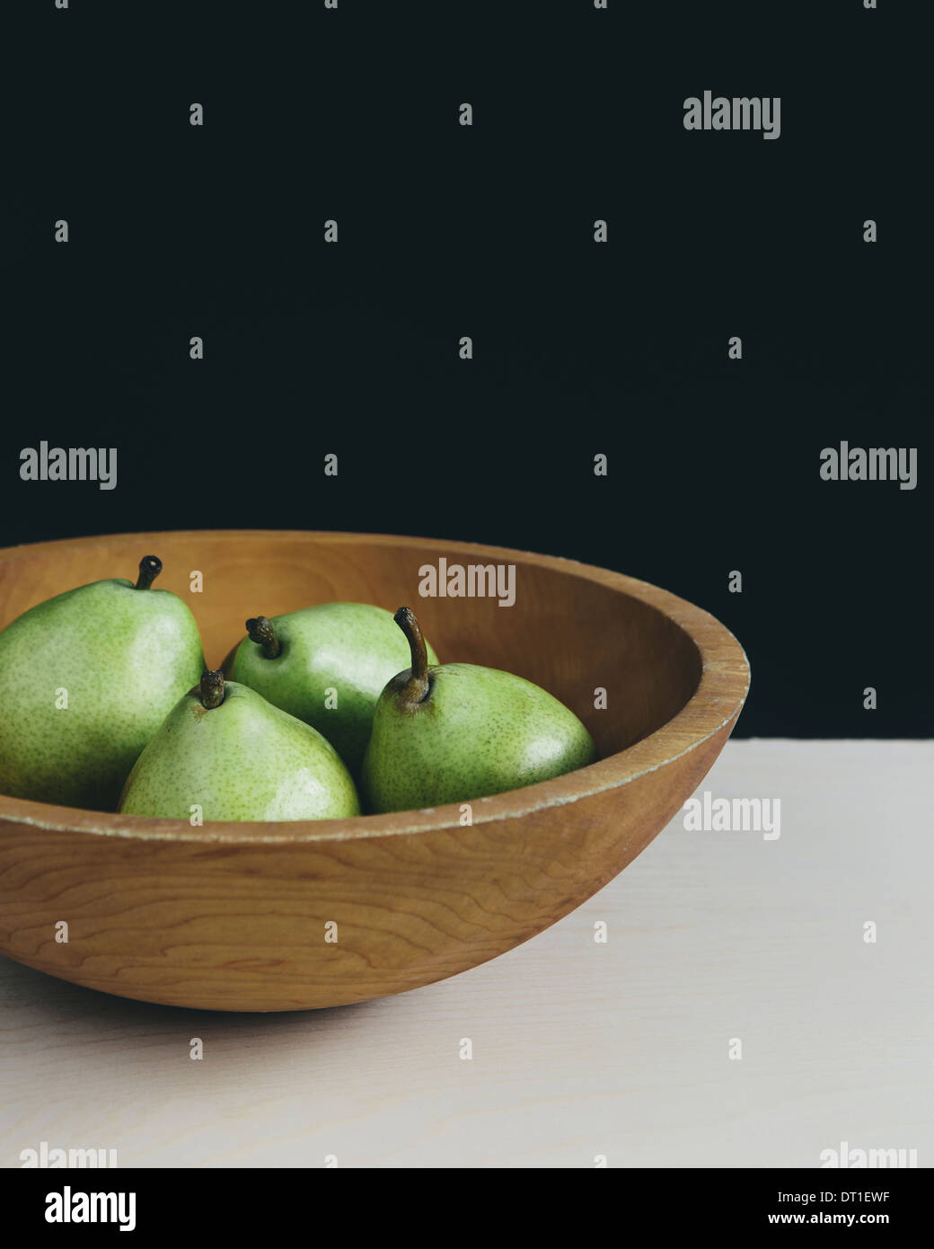 Bowl of green Anjou pears Stock Photo - Alamy