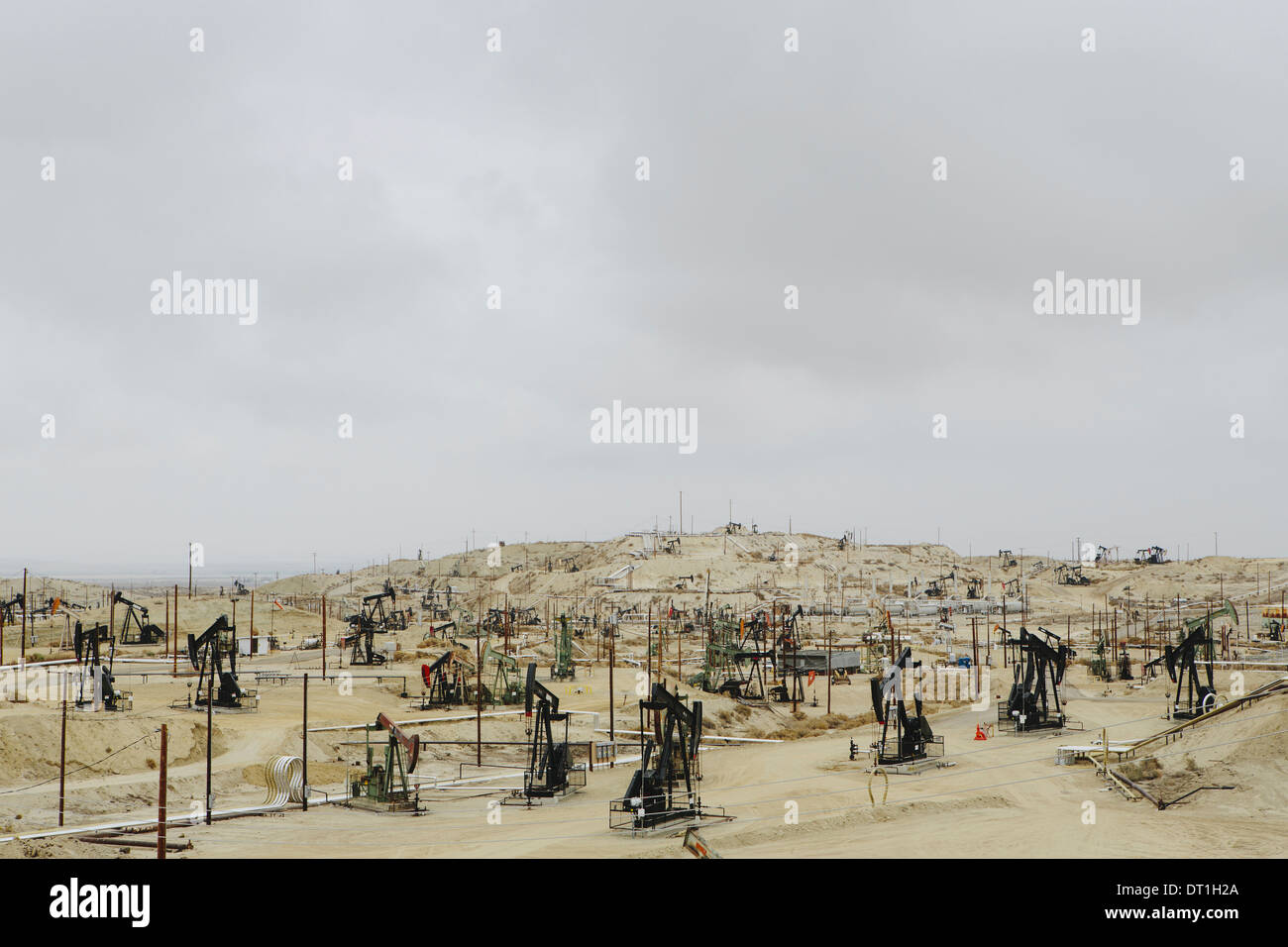 Oil rigs and wells in the Midway-Sunset shale oil fields the largest in ...