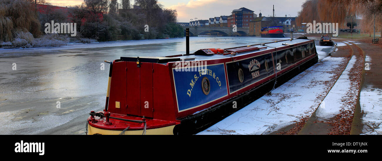 Frozen narrowboat hi-res stock photography and images - Alamy