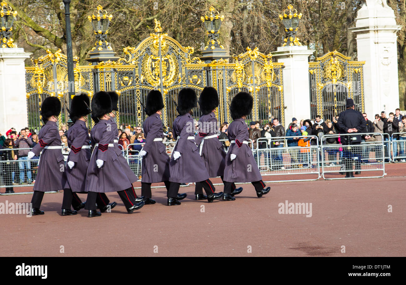 Marching soldiers buckingham palace london hi-res stock photography and ...